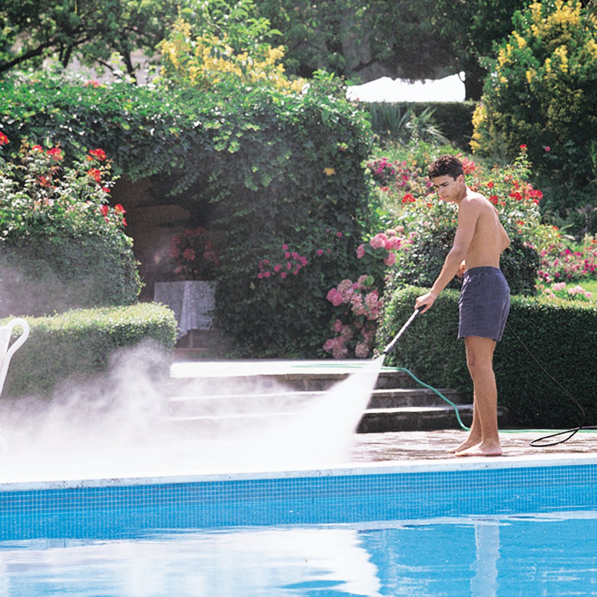 Cleaning the pool: the advantages of having a pressure washer