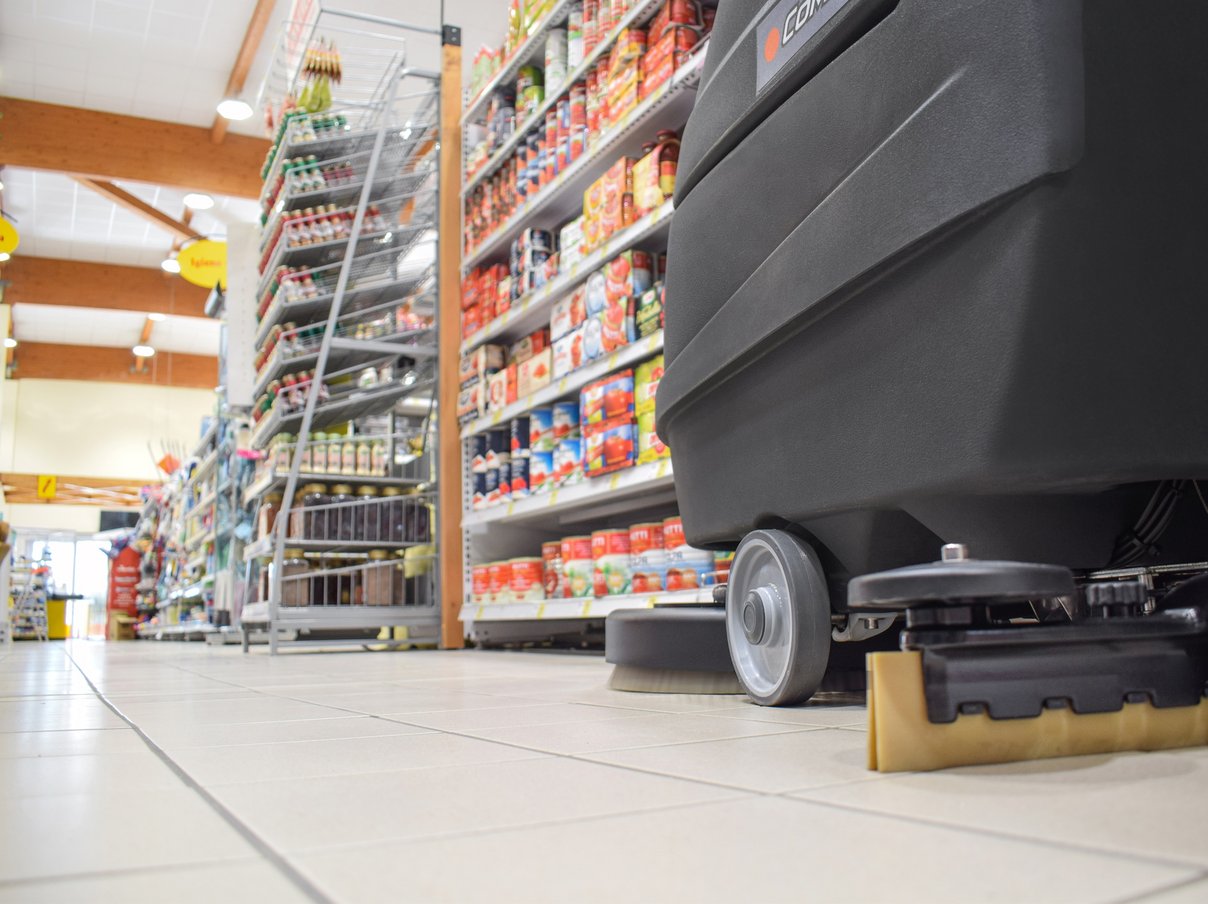 Cleaning the shopping malls: discover the secrets of floor care